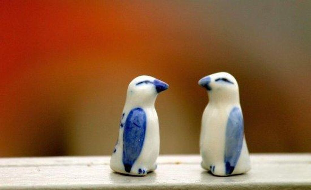 Dve minijaturne porcelanske KOBALT figurine PINGVINA. KOBALT. Delft