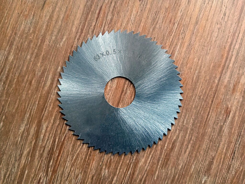 Novo sečivo za metal HSS. Dimenzije su prečnik 63 mm, debljina 0,5