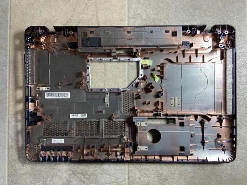 Donje kuciste za Toshiba L775-166. ✨ Ispravno