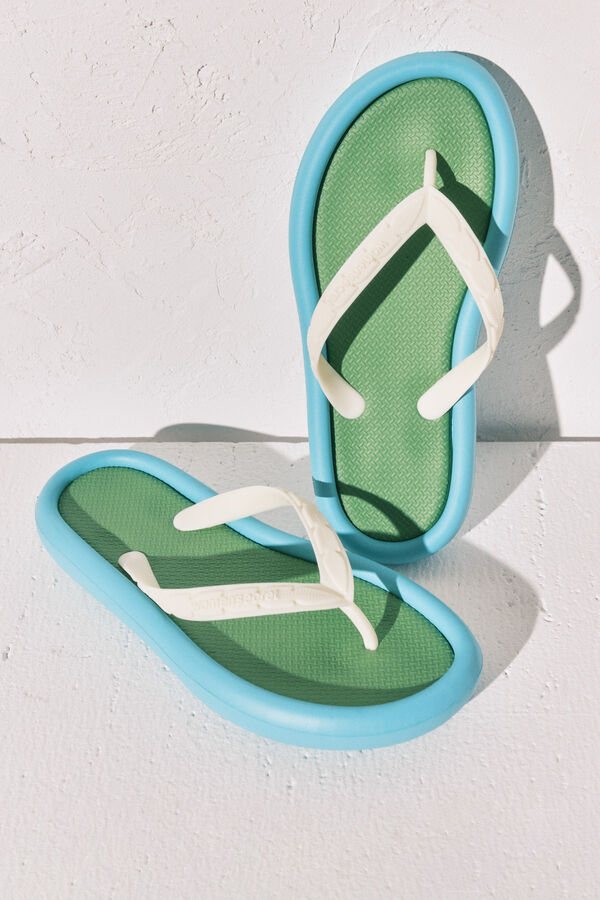 Farbblock-Design-Flip-Flops