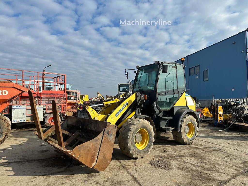 Komatsu WA80 prednji utovarivač