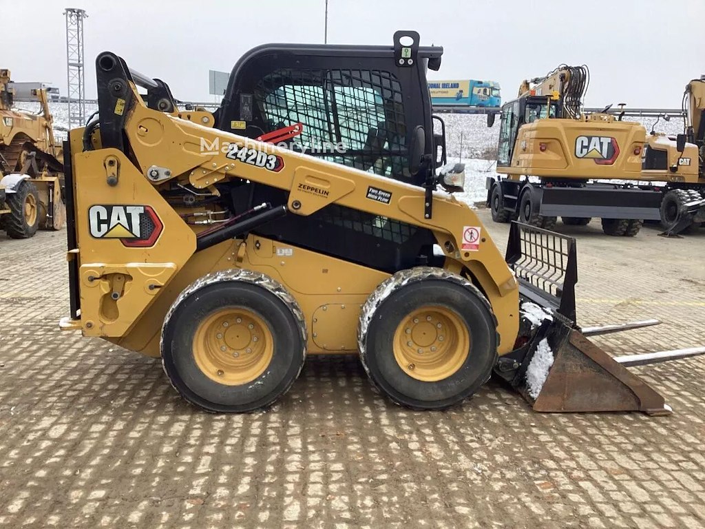 Caterpillar 242D3 mini utovarivač