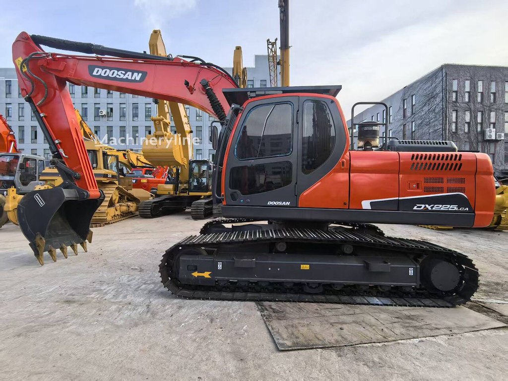 Doosan DX225 bager guseničar