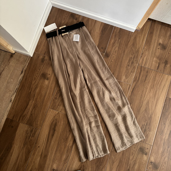Zara lepe pantalone sa kaisem Novo