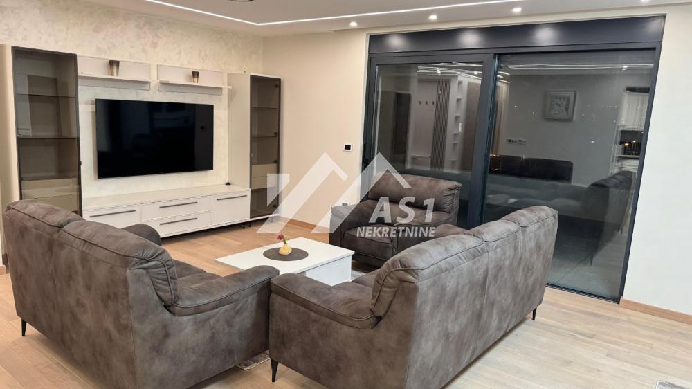 IZDAJE SE LUX STAN U SREMSKOJ KAMENICI+ GARAZA ID#5558
1.500 €