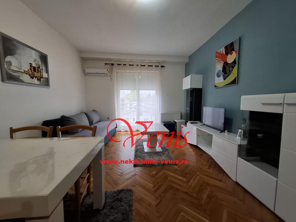 GRBAVICA ul. Trg Komnenskog 49 m2 - 400 Evra USELJIV ID#2533
400 €