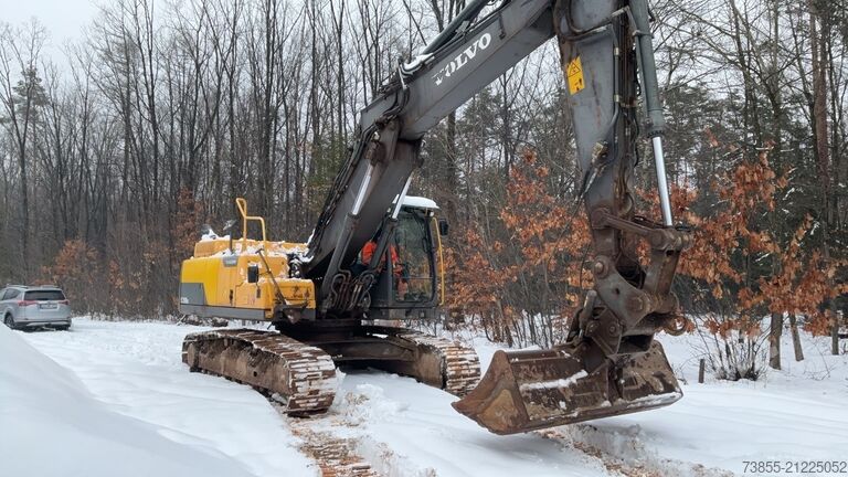 Lančani bager
Volvo EC250DNL with 3 excavator buckets