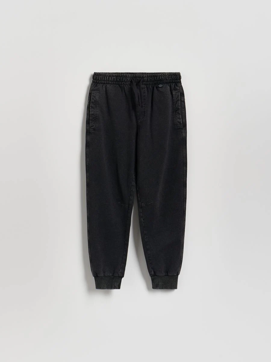 Jogger pantalone ispranog izgleda