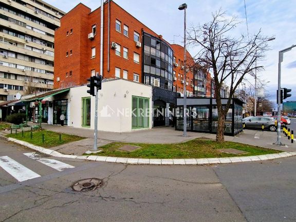 [TOP LOKACIJA] Ekskluzivan ugaoni lokal 22m2 – Bulevar Zorana Đinđića