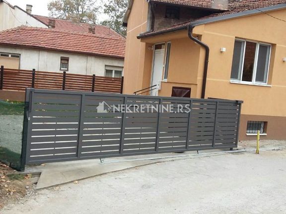 Renovirana kuća u centru Niša (kej) - 65m2 + 2 parking mesta + dvorište - 500€