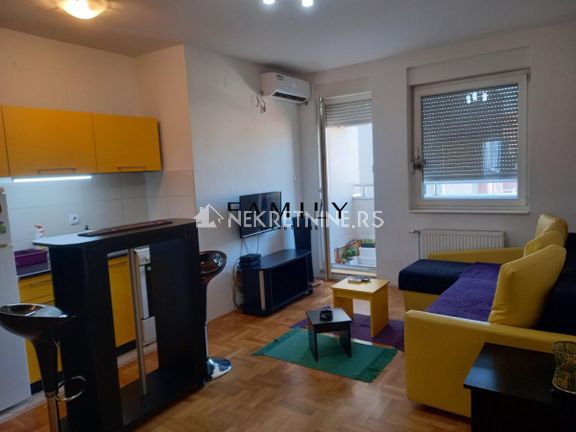 Izdaje se udobna garsonjera sa terasom – Nova Detelinara