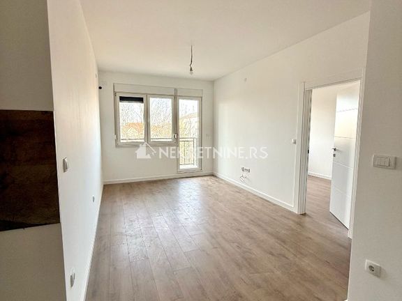Luksuzan jednoiposoban NOV stan u centru Inđije, 45,62 m², 91.000 €. POGLED NA ZELENILO