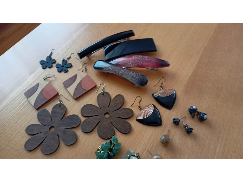 komplet raznog nakita