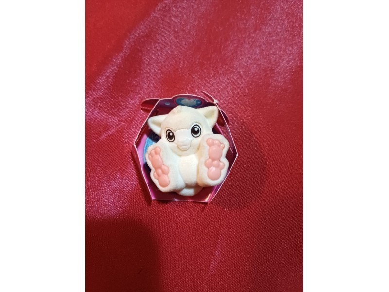 kinder surprise figurica maca animal in basket natoons
