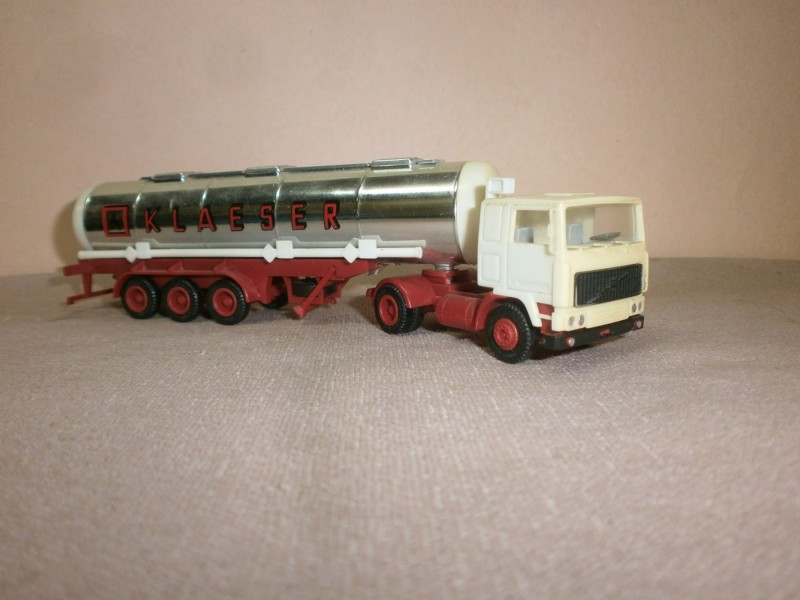 Herpa - Volvo -šleper cisterna - 1:87 - ( E-76)