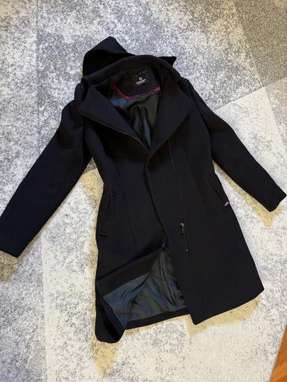 Perfektan crni kaput Nov sa kapuljacom