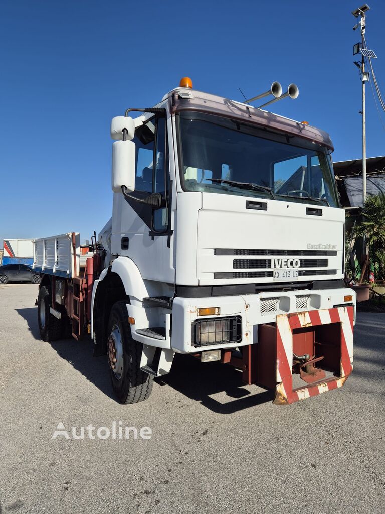 IVECO Trakker 380E37 kamion s ravnom platformom