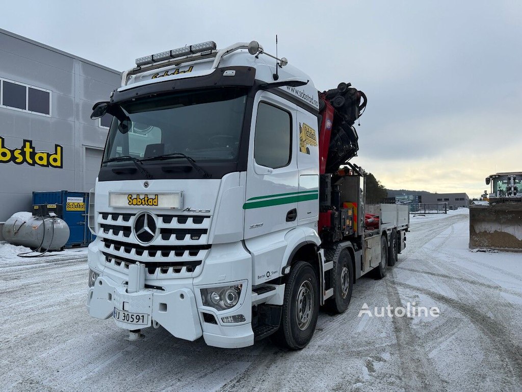 Prodaje se Mercedes-Benz Arocs 3253 Kranbil med 70 t/m HMF-7020K-RCS kran kamion s ravnom platformom na aukciji