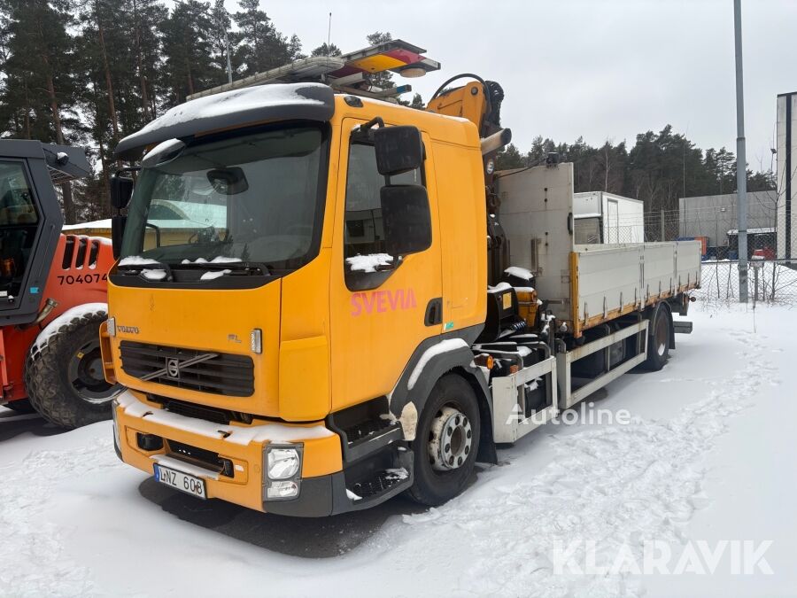 Prodaje se Volvo FL 4x2 kamion s ravnom platformom na aukciji