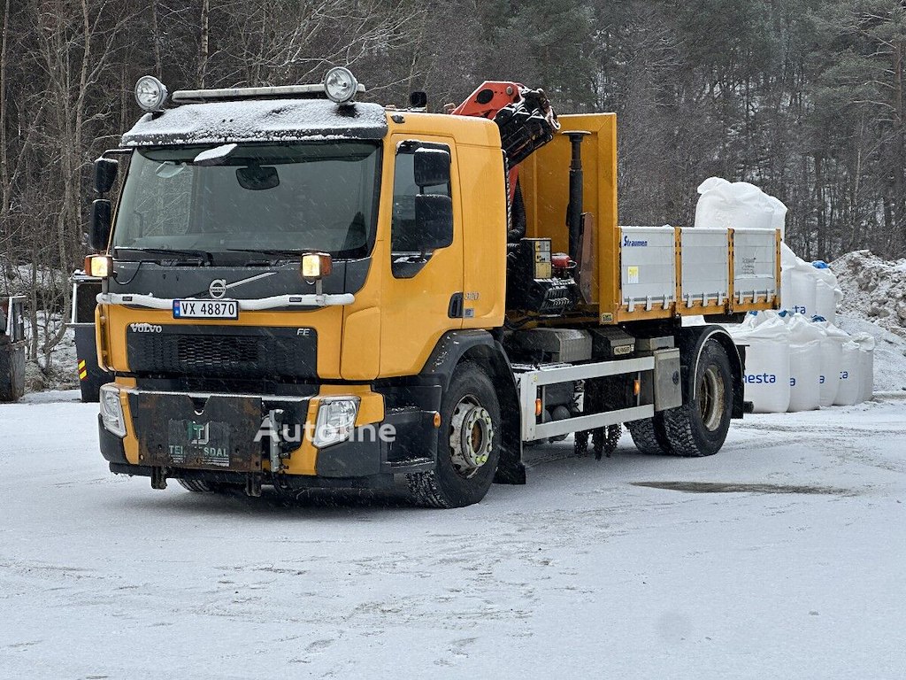 Prodaje se Volvo FE 320 4x2 - Krokbil - Brøyterigget med kranflak og tippflak kamion s ravnom platformom na aukciji