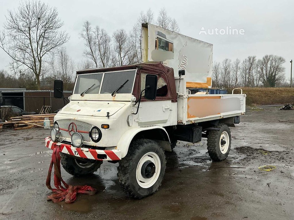 Prodaje se Mercedes-Benz Unimog univerzalnu komunalnu mašinu na aukciji