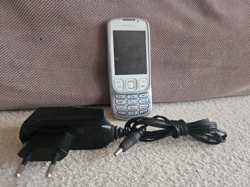 NOKIA 6303 ci sa baterijom i punjačem