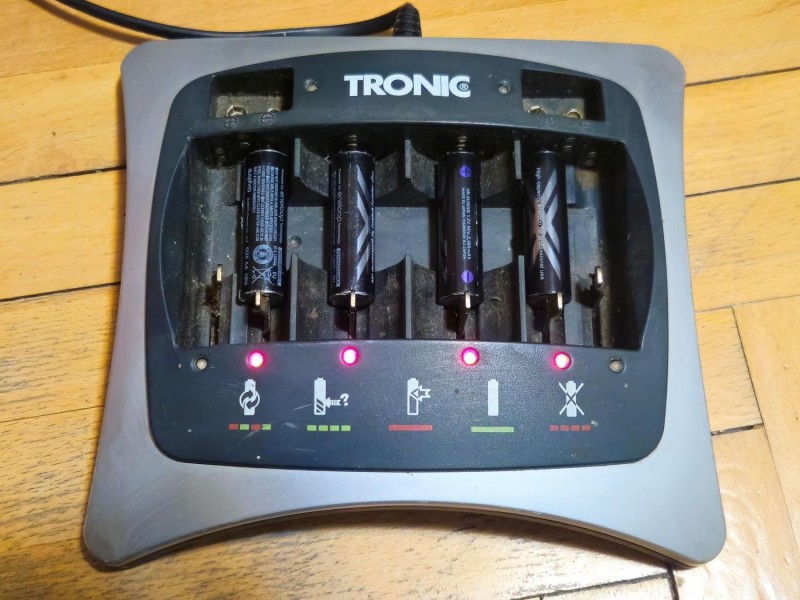 TRONIC KH 980 - Višenamenski punjač baterija
