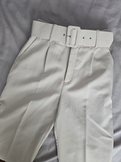 NOVE bez et Zara pantalone sa kaisem XS vel
