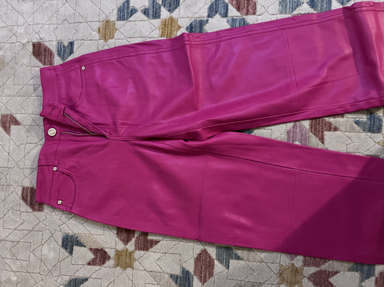 Pink kozne pantalone