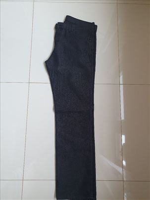 Crne pantalone/farmerke u dve velicine 33 i 34 NoV