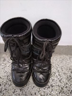 zenske Čizme Moon boot br.39-41,ostecene na petama