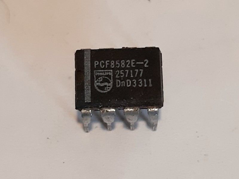 Memorijski chip PCF8582E-2 (EEPROM memorija)
