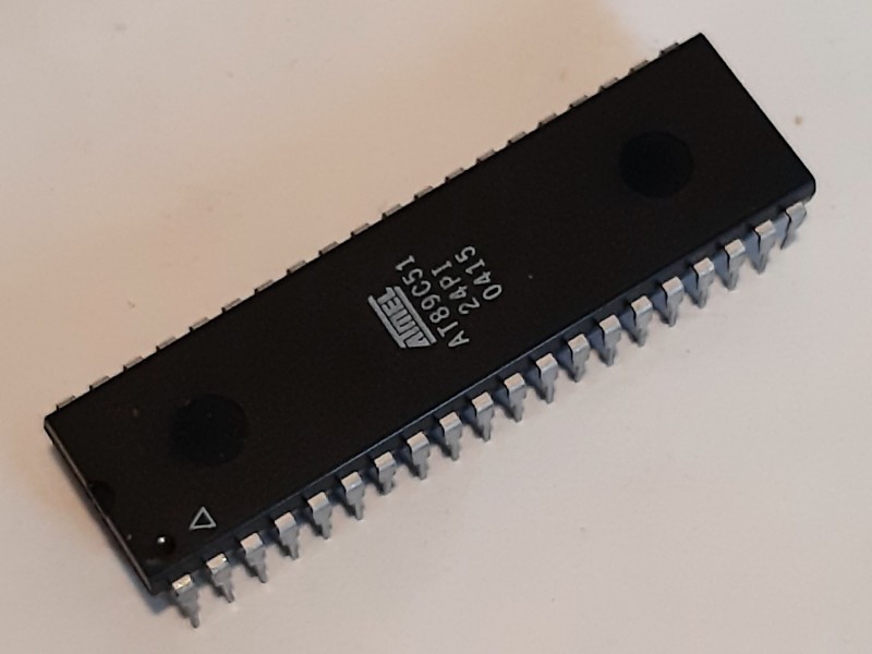 Chip 8-bitni mikroprocesor Atmel AT89C51