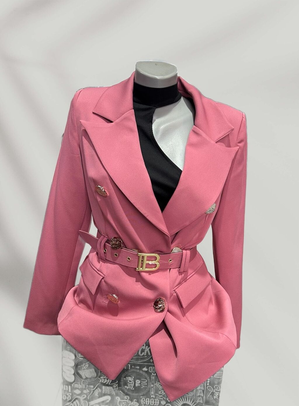 Elegantni ženski blejzer u puder‑roze boji sa zvonaricama. Model sa