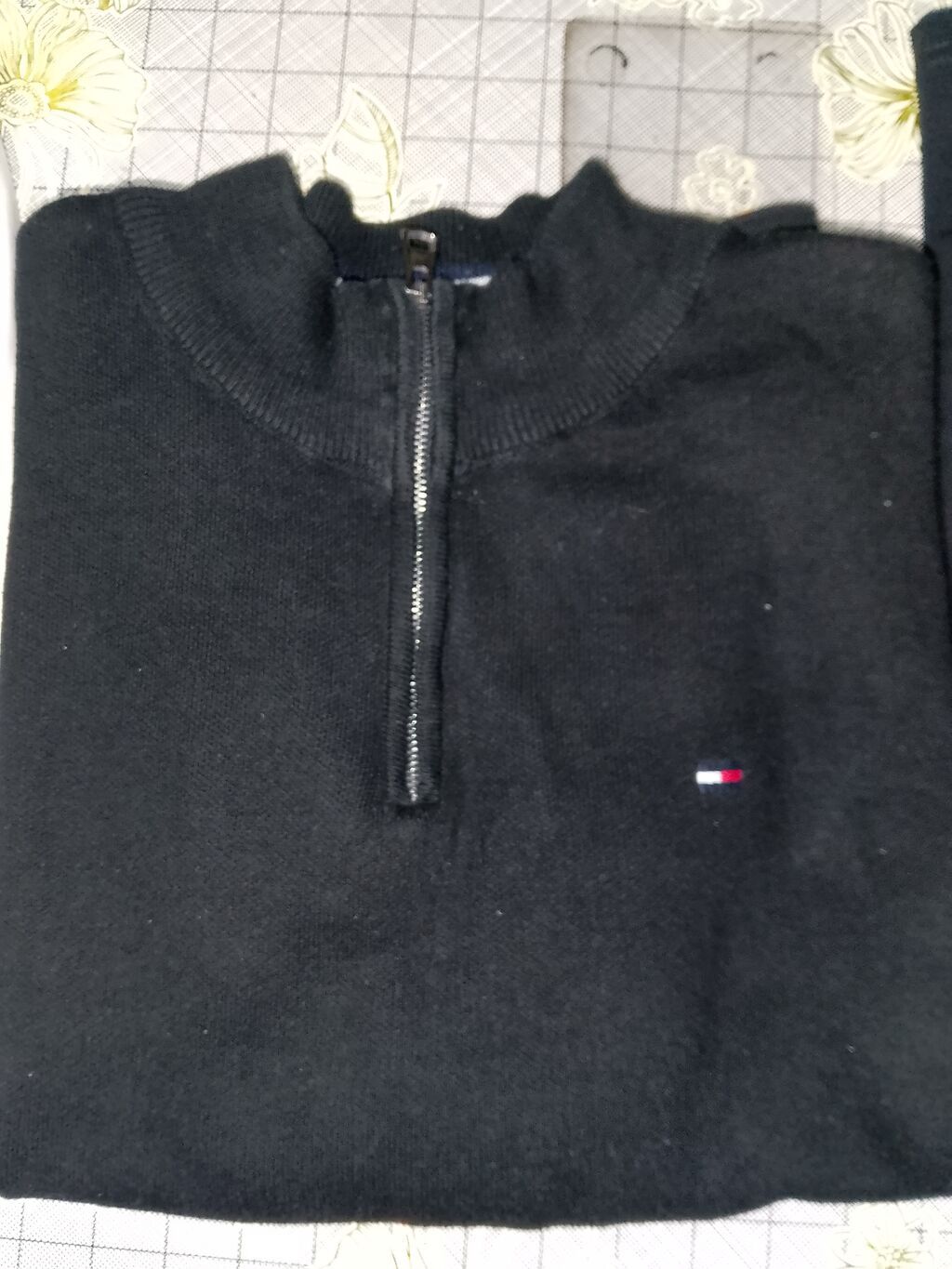 Muški crni pulover sa polu-rajsferšlusom (half-zip). Klasičan kroj sa