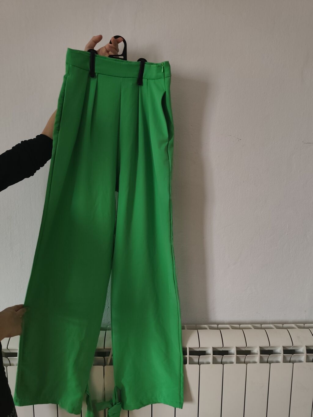 Zelene ženske pantalone širokog kroja - Model: visoki struk, široke