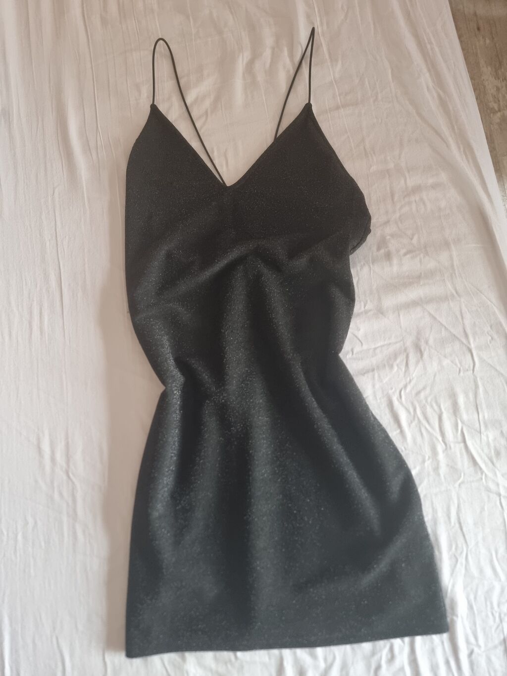 Crna mini slip haljina sa šljokičastim sjajem – H&M Divided -