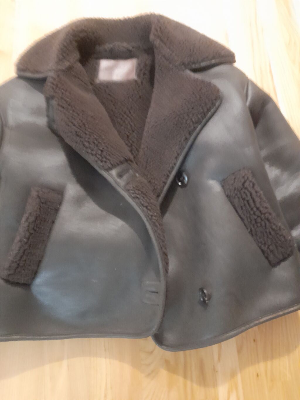 AKCIJA SAMO JOS DANAS NOVOKratka jakna od eko‑kože sa toplom