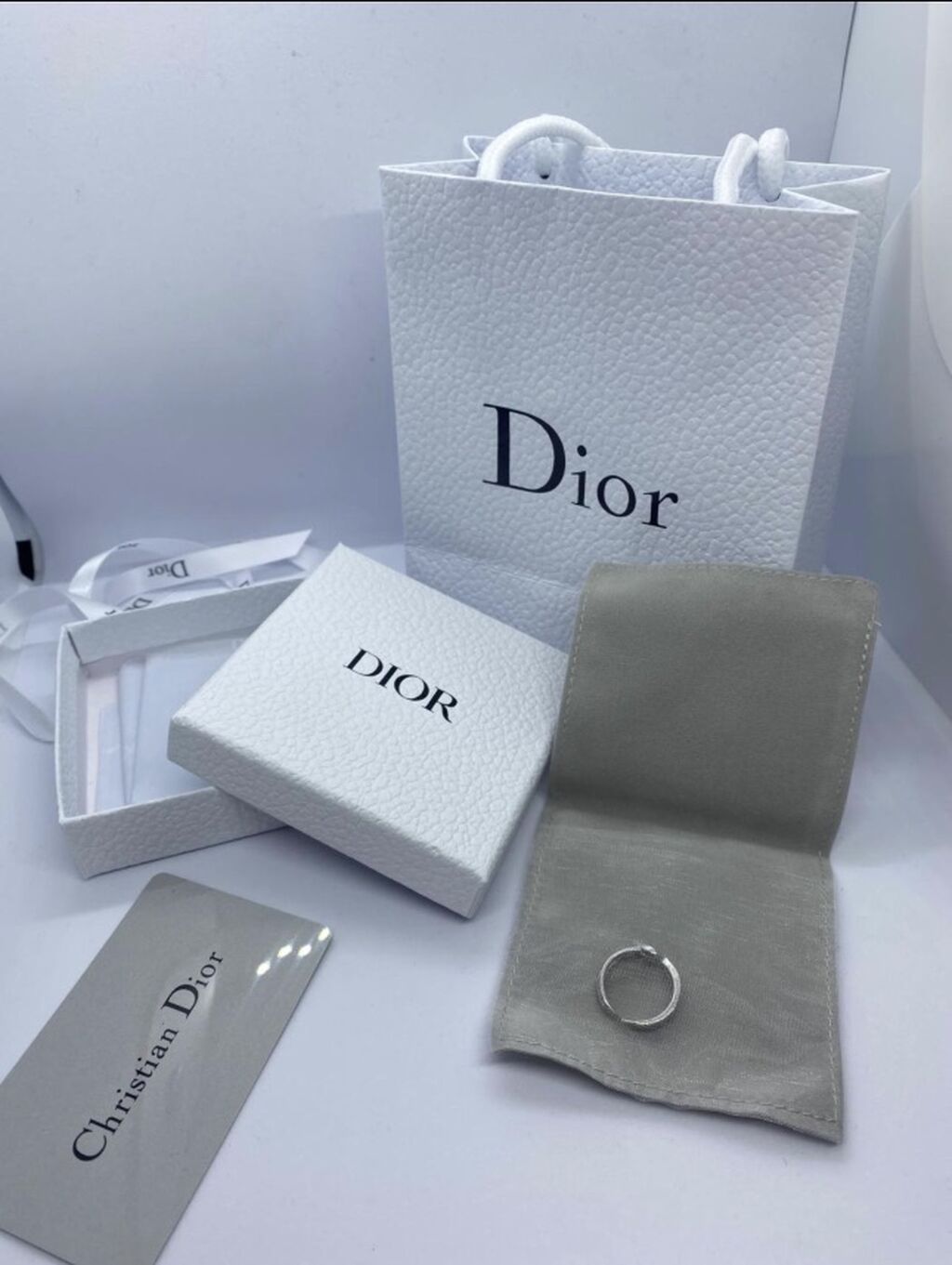 Christian Dior prsten – srebrni ton, ukrašen nizom briljantno sečenih