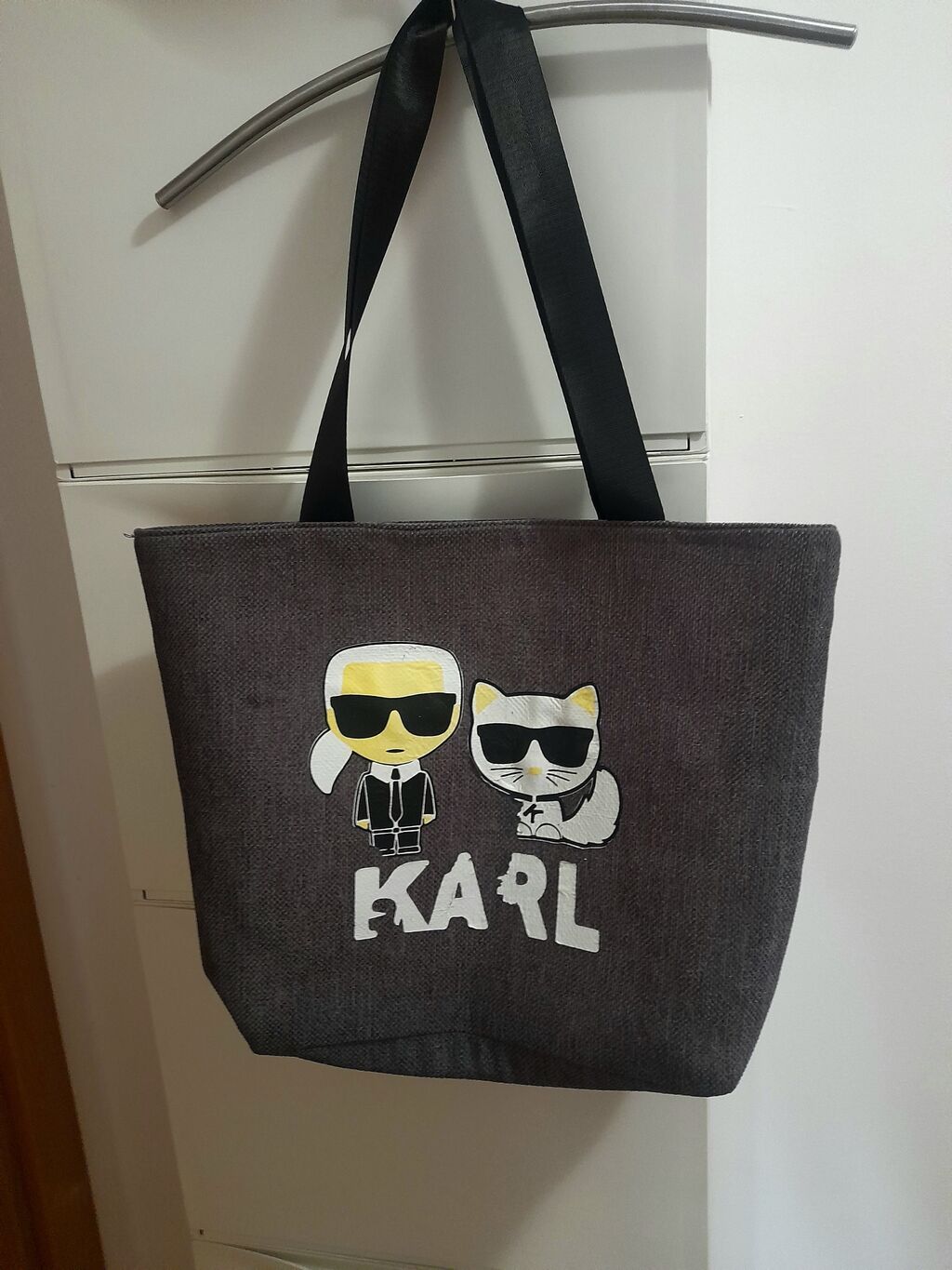 Torba shopper/tote, tamnosiva, sa crnim širokim ručkama za nošenje