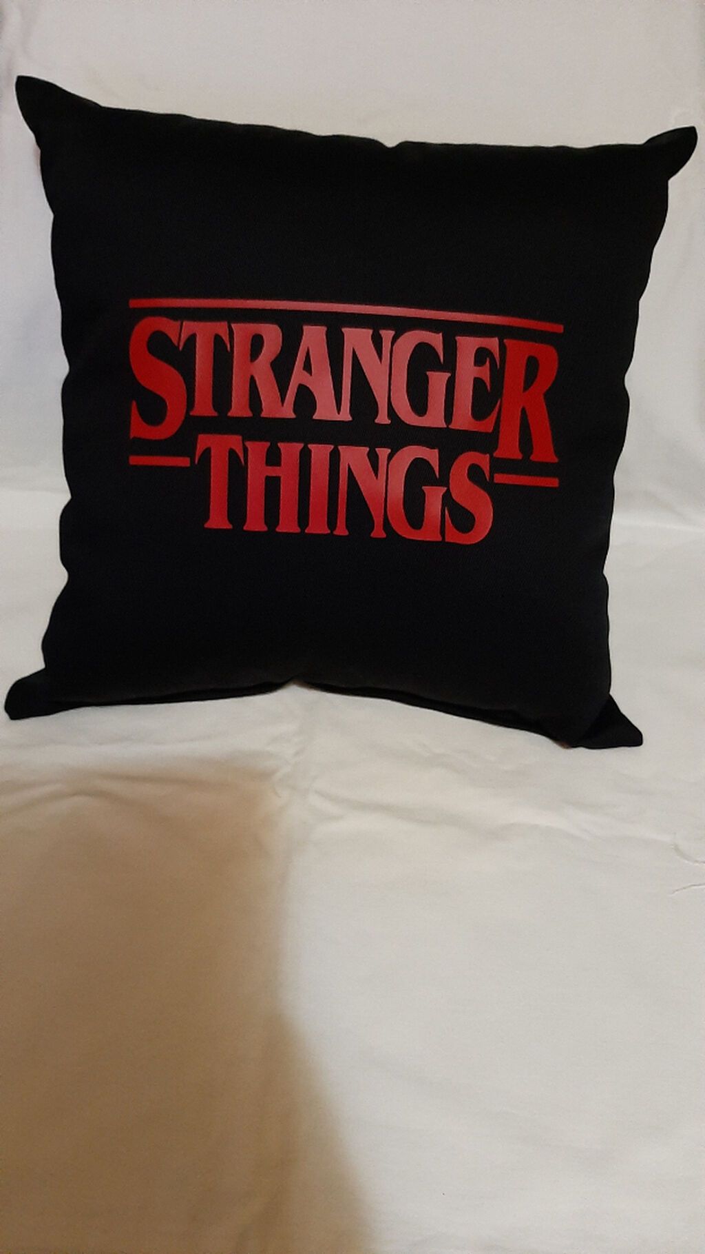 Jastuk crni ili beli sa stampom Stranger things, sasiven je od kepera