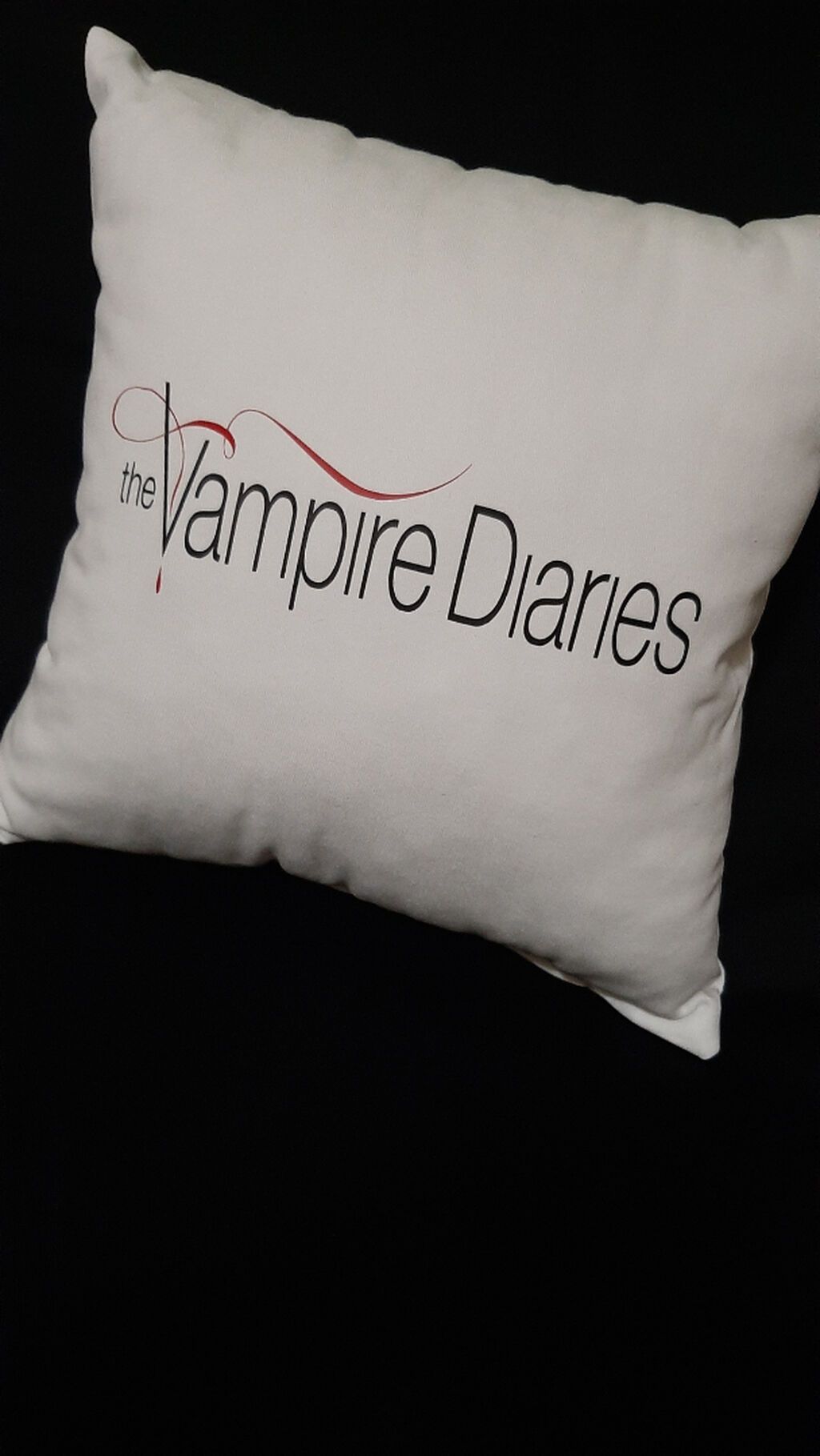 Odmah dostupan beli jastuk sa stampom Vampire diaries, sasijven je od