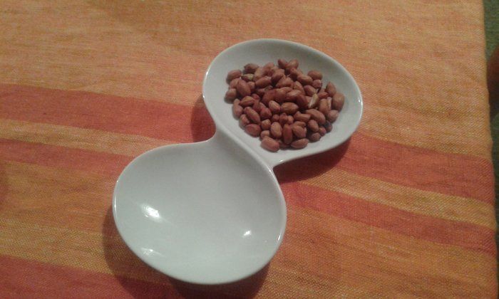 Porcelanska cinija za grickalice,semenke,bombone,i slicno fina bela