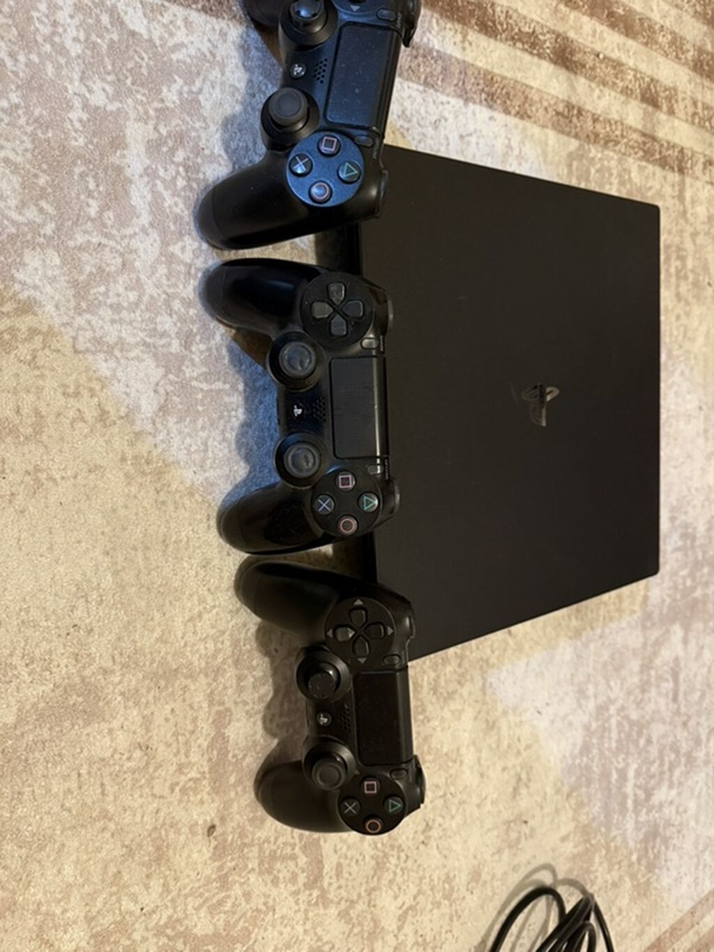 PlayStation 4 Slim konzola + 3 DualShock 4džojstika + igra FIFA 19 -