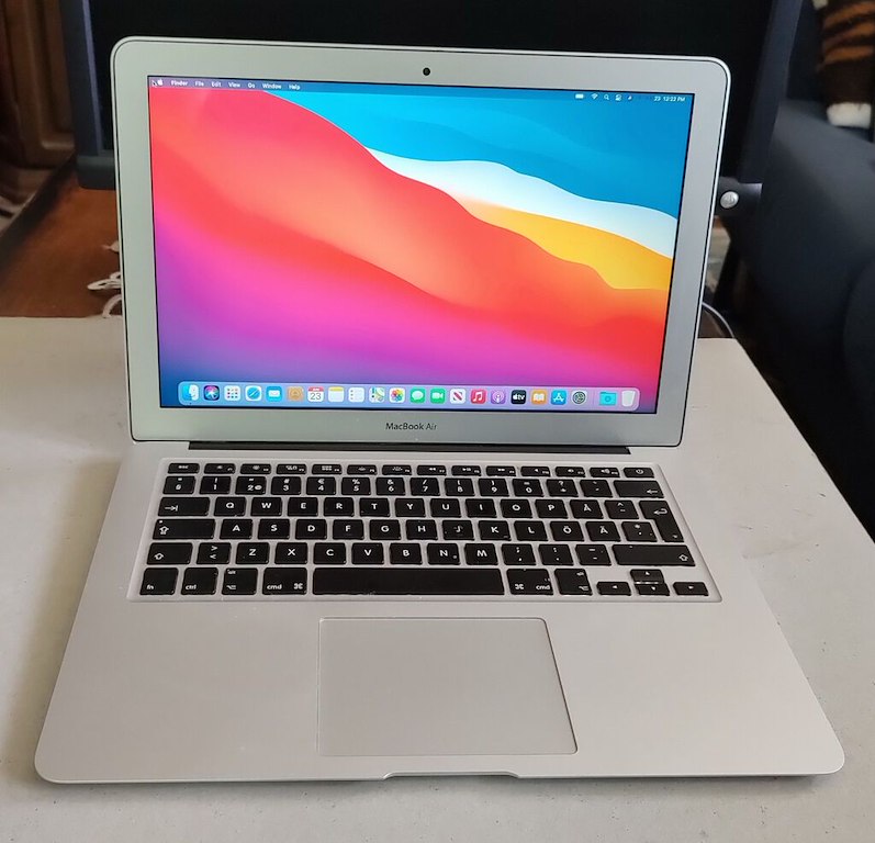 Macbook Air 13.3" 2014 i5 / 4GB / SSD128GB/ 10 sati rada baterija