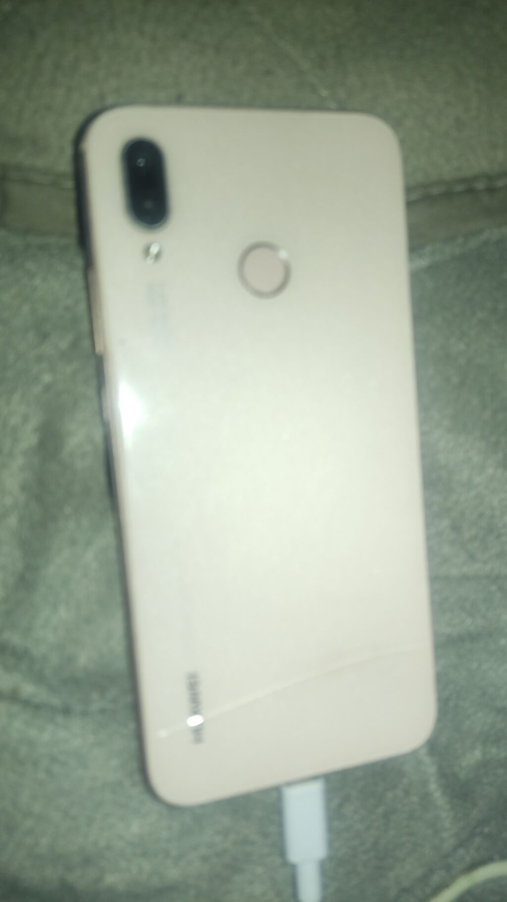 Huawei pametni telefon (roze/zlatna boja) imam poco isto popravka ili