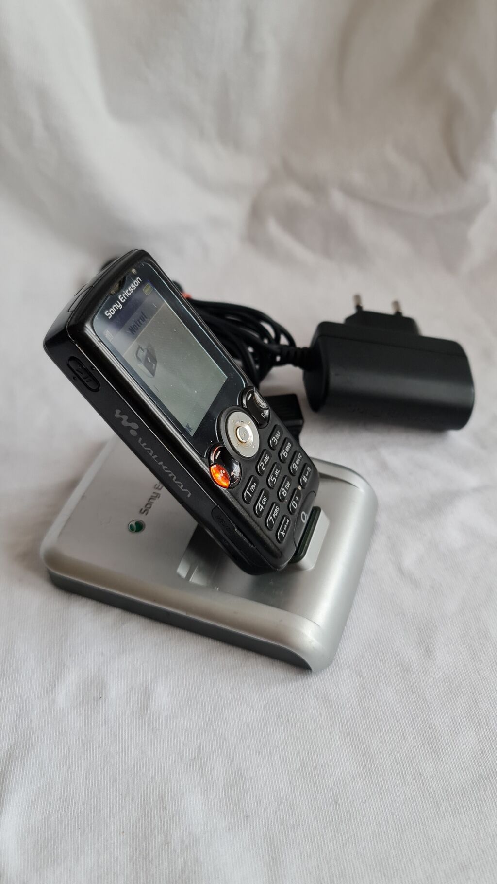 Sony Ericsson Walkman komplet – telefon W810i sa originalnom bazom/dok