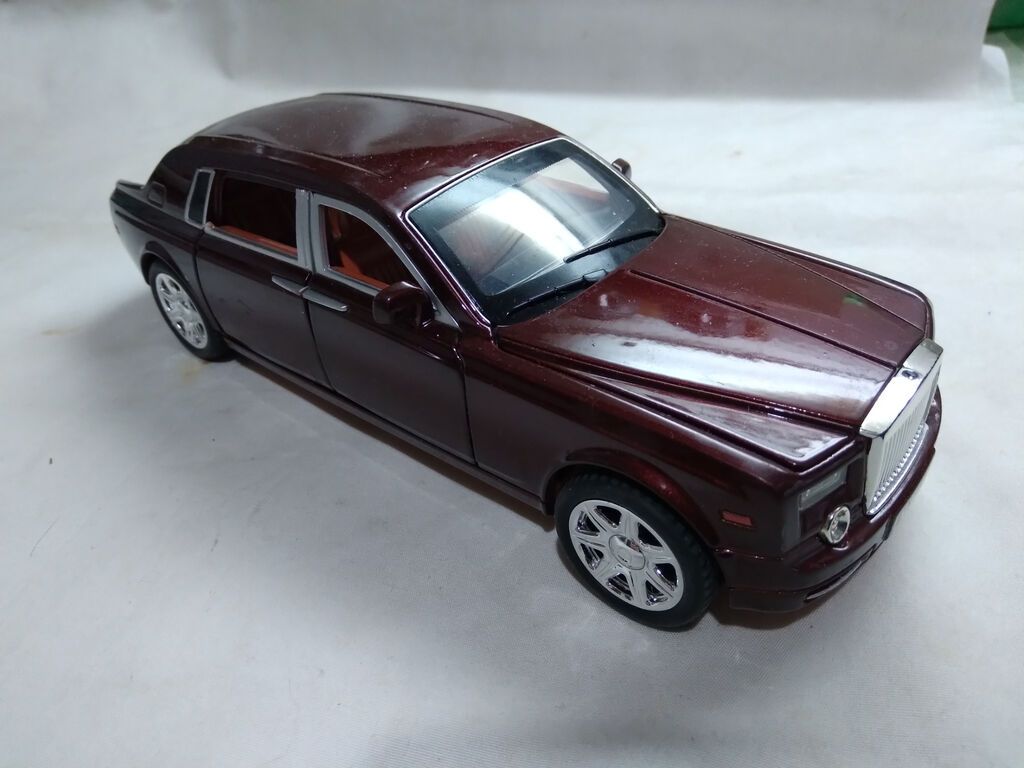 Auto kopija Rols Roys-a oko 1:24(20 cm.) pritiskom na pr.tockove