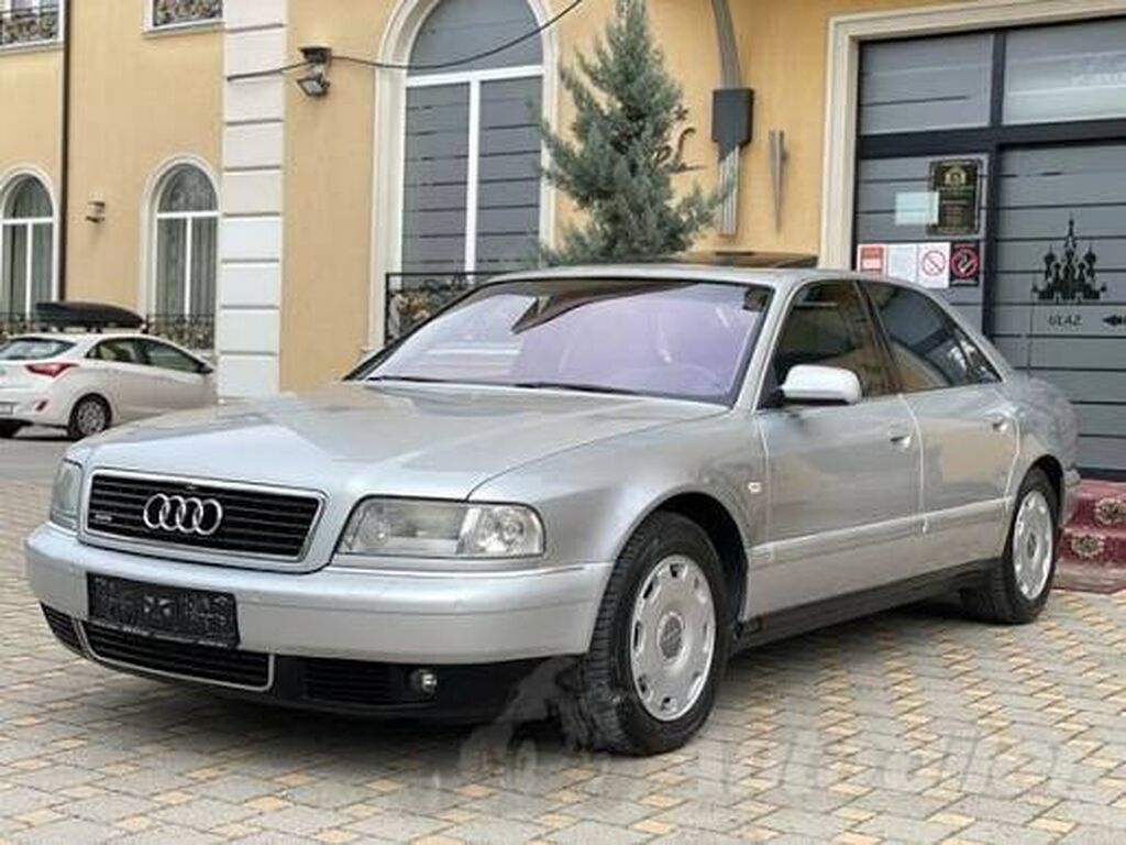 Audi A8 (D2) – luksuzna limuzina u srebrnoj boji I audi A4kompletan u