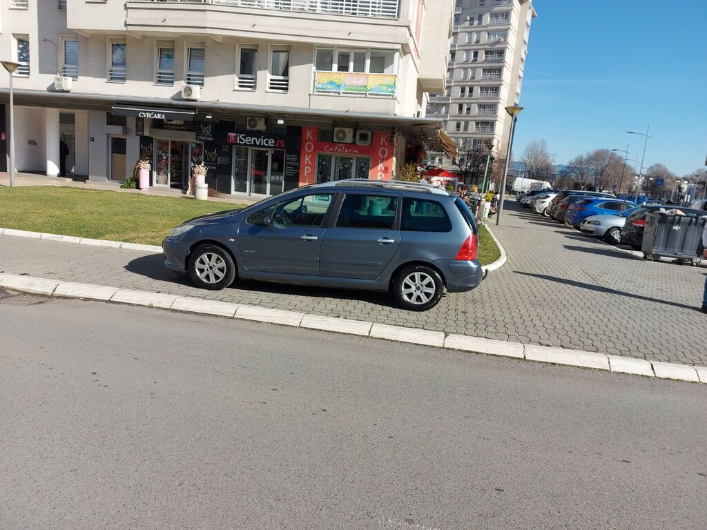 Pežo 307 SW karavan. Automobil proizveden za skandinavsko tržište